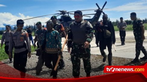 Tim Gabungan TNI-Polri Kembali Evakuasi Pekerja Puskesmas Dan Warga ...