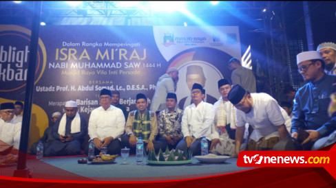 Ribuan Warga Khidmat Dengarkan Tausiah Ustadz Abdul Somad dalam Tabligh ...