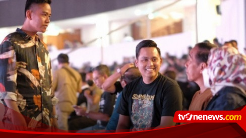 Berani Beda, Bupati Kendal Dico Nonton Konser Deep Purple Malah Pakai ...