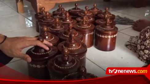 Toples Lebaran Unik dari Kayu Akar Jati Asal Bojonegoro, Laris Manis