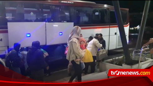 Kedatangan Penumpang Bus di Terminal Guntur Garut Mulai Padat, Pemudik ...