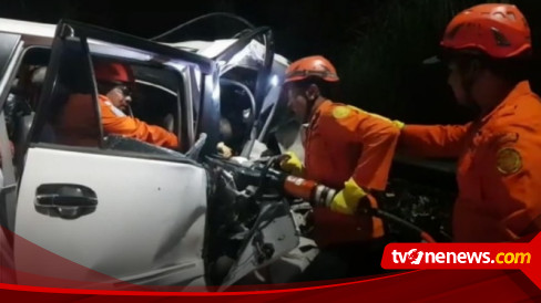 Truk Tabrakan dengan Minibus Pemudik, Evakuasi Sopir Berlangsung Dramatis
