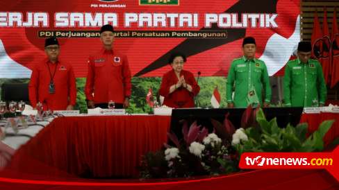 Saat Mega dan Ganjar Diberi Buku saat Menyambut Kedatangan Elite PPP di Kantor