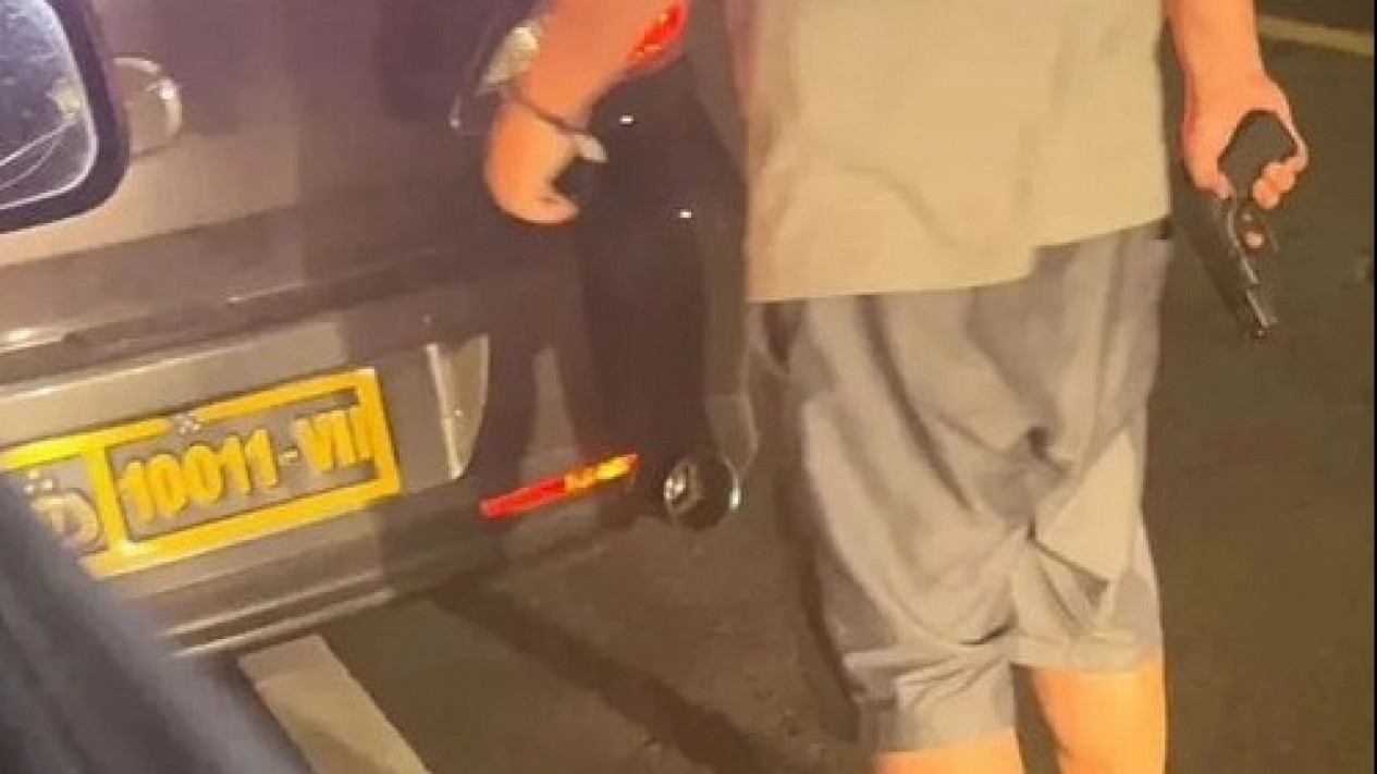 Pengendara Mobil Berpelat Dinas Polisi Ngamuk Gara-Gara Disalip, Bawa ... Pengendara Mobil Berpelat Dinas Polisi Ngamuk Gara-Gara Disalip, Bawa ...
