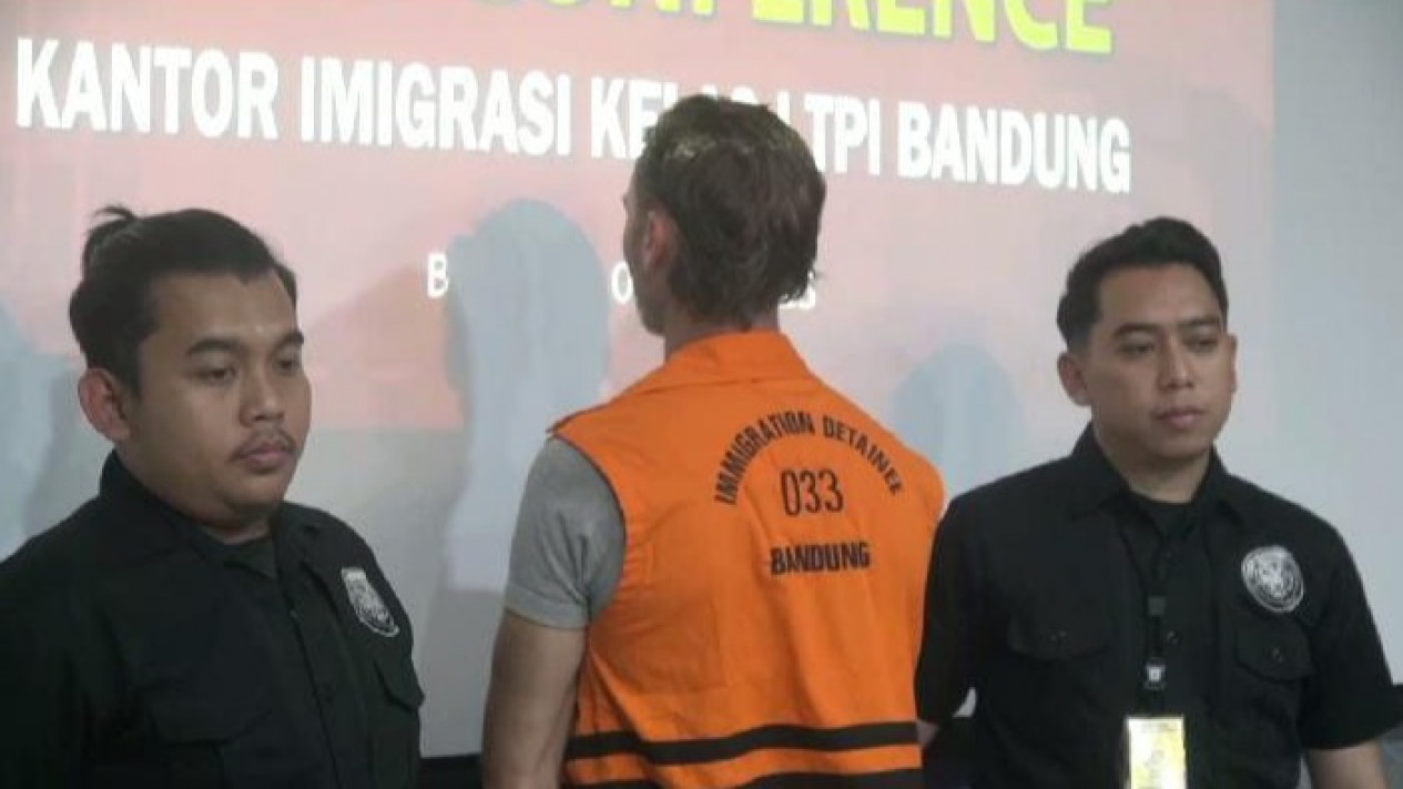 WNA Asal Australia yang Meludahi Imam Masjid di Bandung, Dideportasi ...