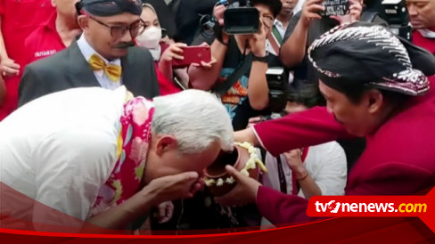 Menunduk dan Membasuh Muka, Ganjar Pranowo Cuci Muka dengan Air Sumur ...