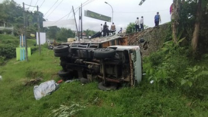 Tidak Kuat Menanjak, Truk Muatan Pasir Masuk Jurang Susuh Batu