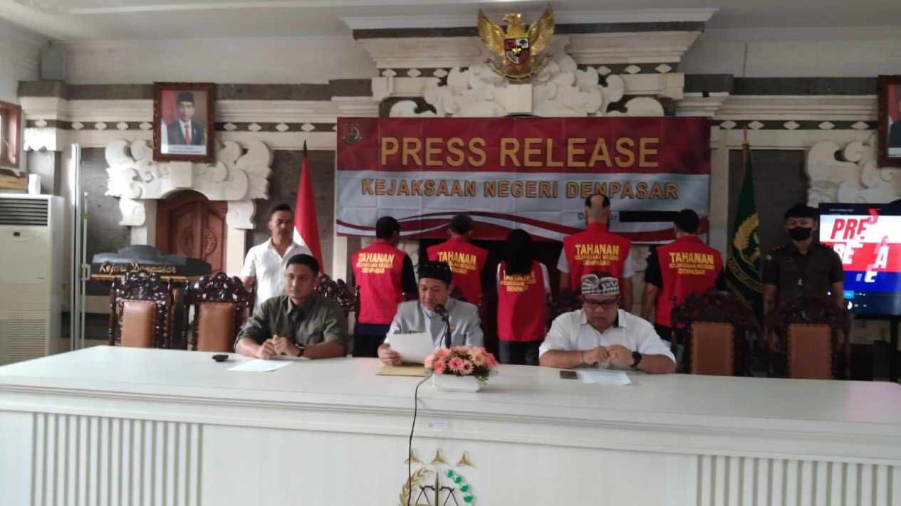 Kasus KTP Palsu, Kejari Denpasar Limpahkan 2 Bule dan 3 Tersangka ke ...