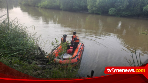 Perahu Tim Suvivor Unair Kandas saat ke Lokasi Ikan Paus Mati, Rescue ...