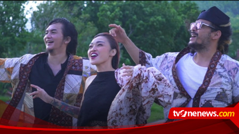 Eksotisme Pulau Merah Jadi Lokasi Video Klip Reynold Eks Gitaris Slank