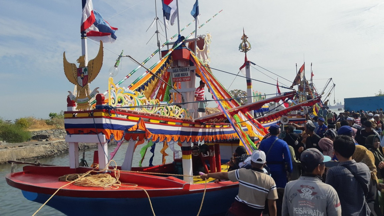Unik! Puluhan Kapal Berhias, Arak Keberangkatan Haji Asal Pulau Gili ...