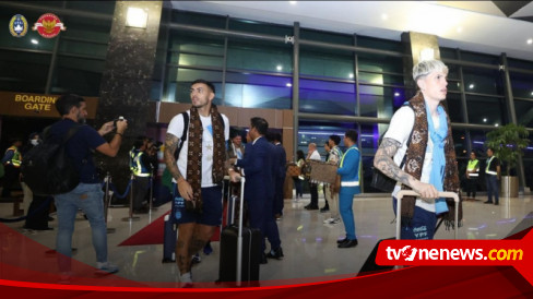 PSSI Sambut Kedatangan Timnas Argentina, Dapat Kain Batik Khas Indonesia
