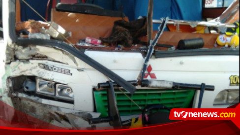 Sebuah Mobil Bus Rombongan Santri Bangka Selatan Alami Kecelakaan Maut ...