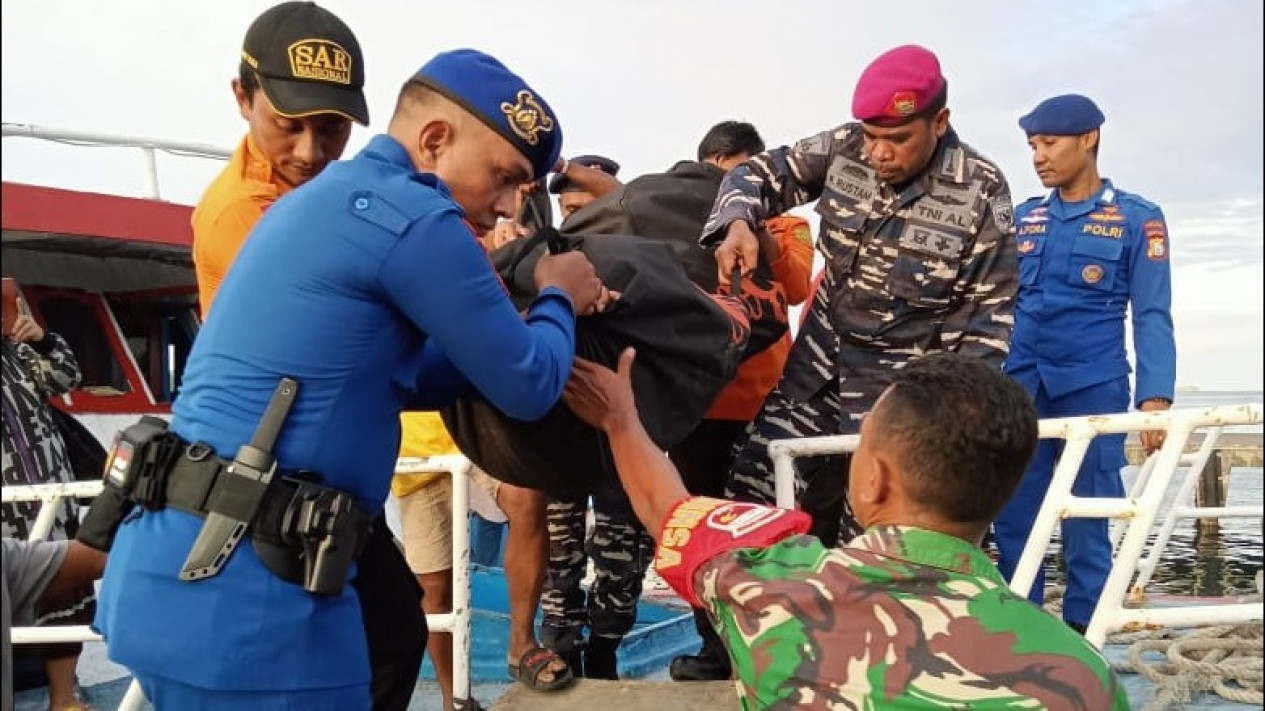 Operasi SAR Gabungan TNI Berhasil Selamatkan 9 Penumpang KM LCT Bahana ...