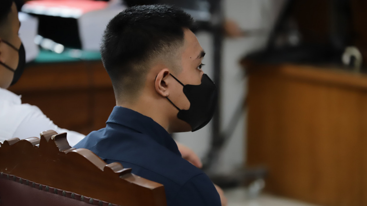 Di Depan Persidangan, Mario Dandy Curi-curi Pandang ke Mantan Pacarnya AG
