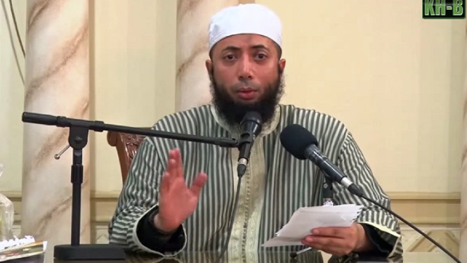 Imam Pakai Qunut Subuh, Makmumnya Harus Apa? Ustaz Khalid Basalamah ...