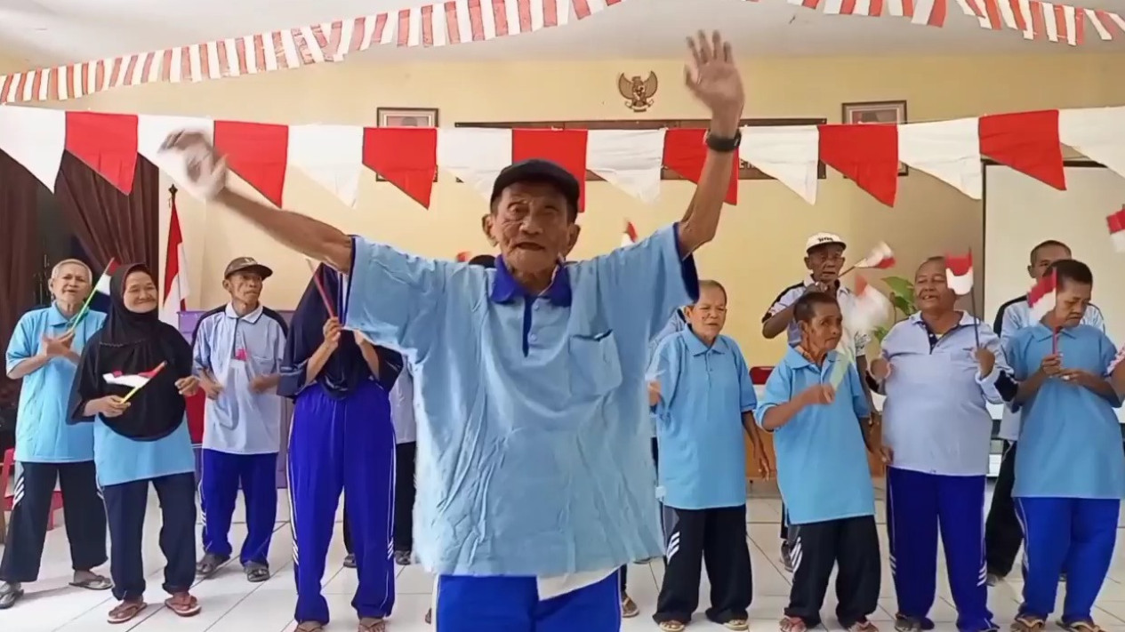 Serunya Lansia Panti Jompo di Rembang Ikuti Lomba Makan Kerupuk ...