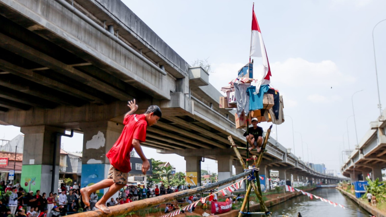 Potret Lomba Jalan Pinang dan Gebuk Bantal Meriahkan HUT ke-78 RI di ...