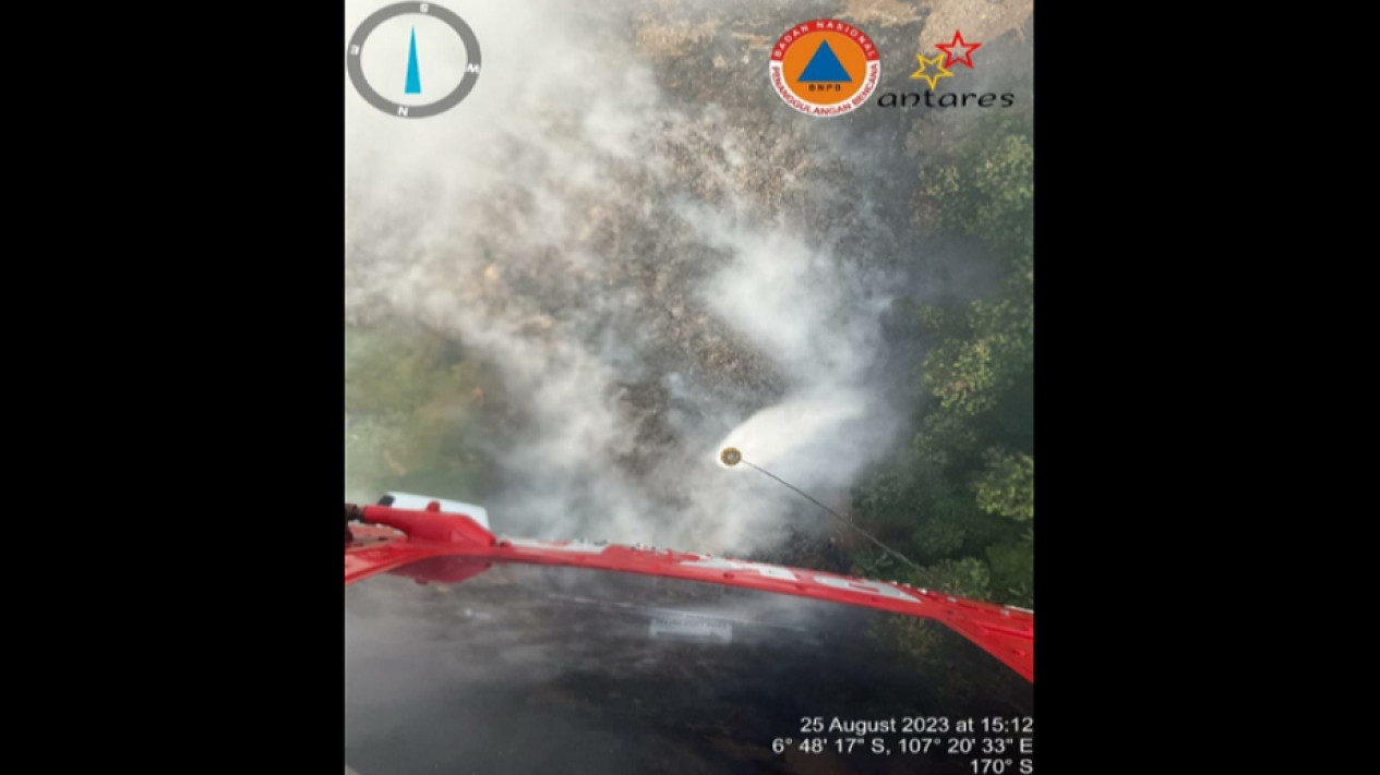 BNPB Targetkan Operasi Heli Waterbooming Untuk Padamkan Api Kebakaran ...