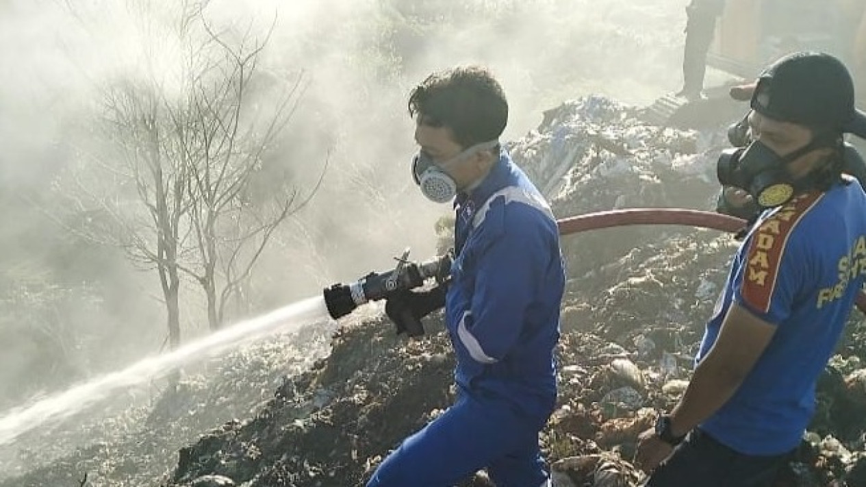 Butuh Waktu 6 Jam Damkar Sinjai Padamkan Kebakaran TPA Tondong