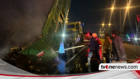 Truk Muat Belerang Terbakar Hebat saat Melewati Exit Tol Manyar Gresik