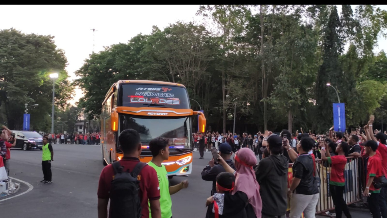 Ribuan Suporter Padati Stadion Manahan Solo, Antusias untuk Saksikan ...