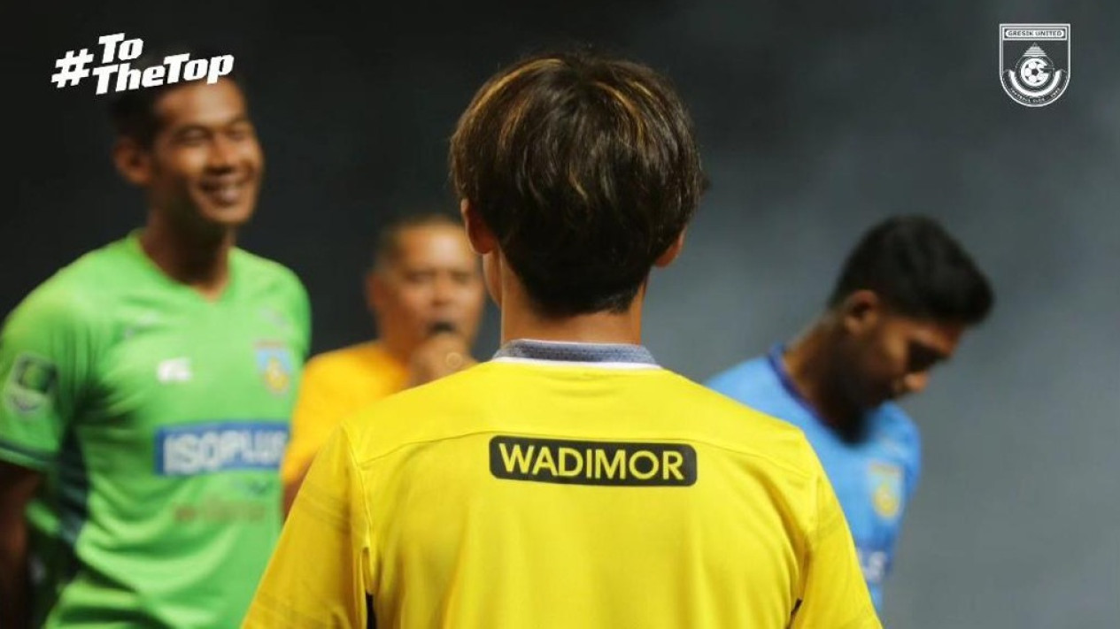 Dukung Sepak Bola Nasional, Sarung Tenun Wadimor Jadi Sponsor Gresik ...