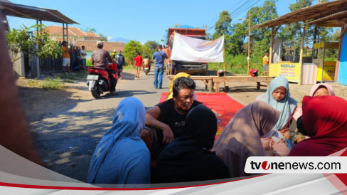 Geram! Puluhan Emak-emak di Probolinggo Hadang Dump Truk Material ...