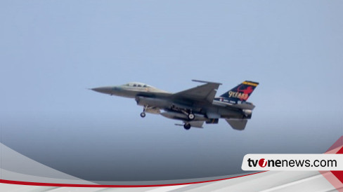 Semarak HUT ke-78 TNI, Langit Jakarta Dihiasi Para Penerjun Payung ...