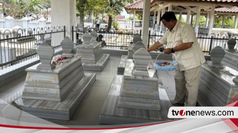 Prabowo Pulang Kampung ke Banyumas, Ziarah Makam Eyang Kakung dan Eyang ...