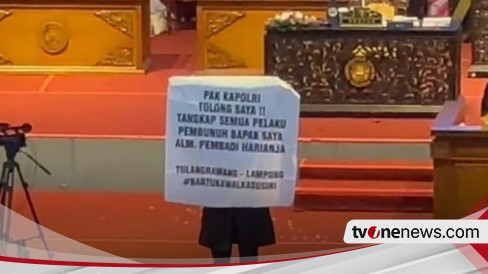Mahasiswa asal Lampung Bentang Spanduk Saat Wisuda, Minta Kapolri ...