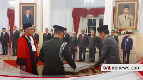 Resmi Dilantik Jadi Hakim MK Gantikan Manahan Sitompul, Ini Profil ...