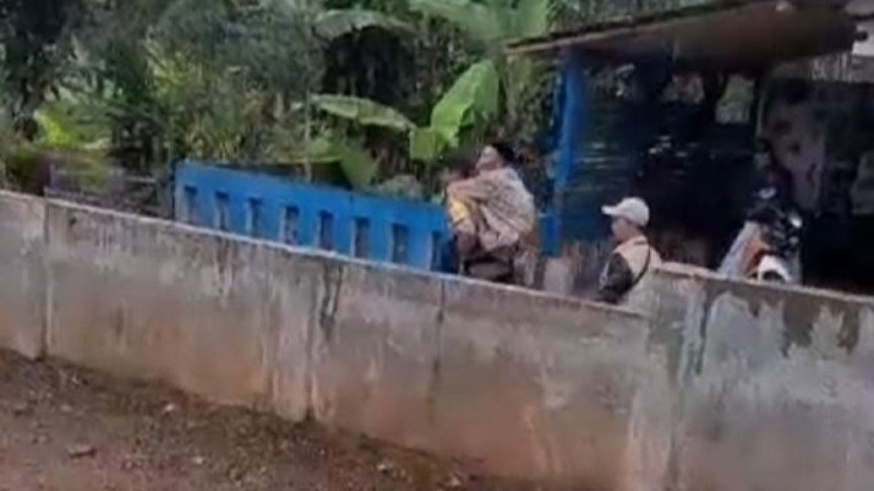 Bikin Haru, Aksi Anggota Polsek Gegerbitung Gendong Lansia Sejauh 500 ...