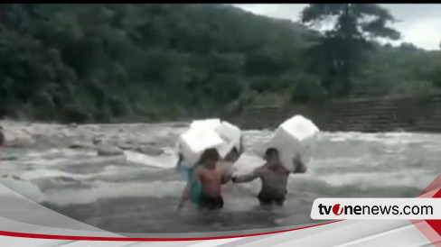 Perjuangan Petugas Pikul Kotak Suara Lewati Sungai Arus Deras di Maros