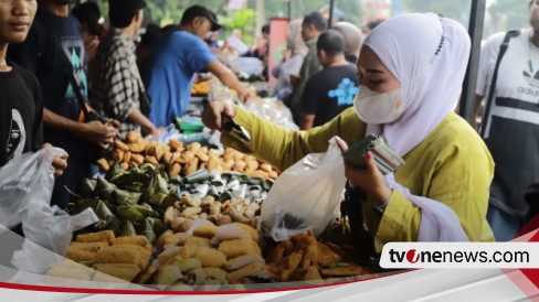Mengintip Animo Masyarakat Berburu Menu Sajian Berbuka Puasa di Pasar Takjil Benhil