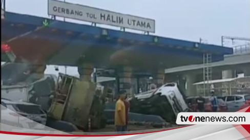 BREAKING NEWS: Detik-detik Kecelakaan Mengerikan di Gerbang Tol Halim ...