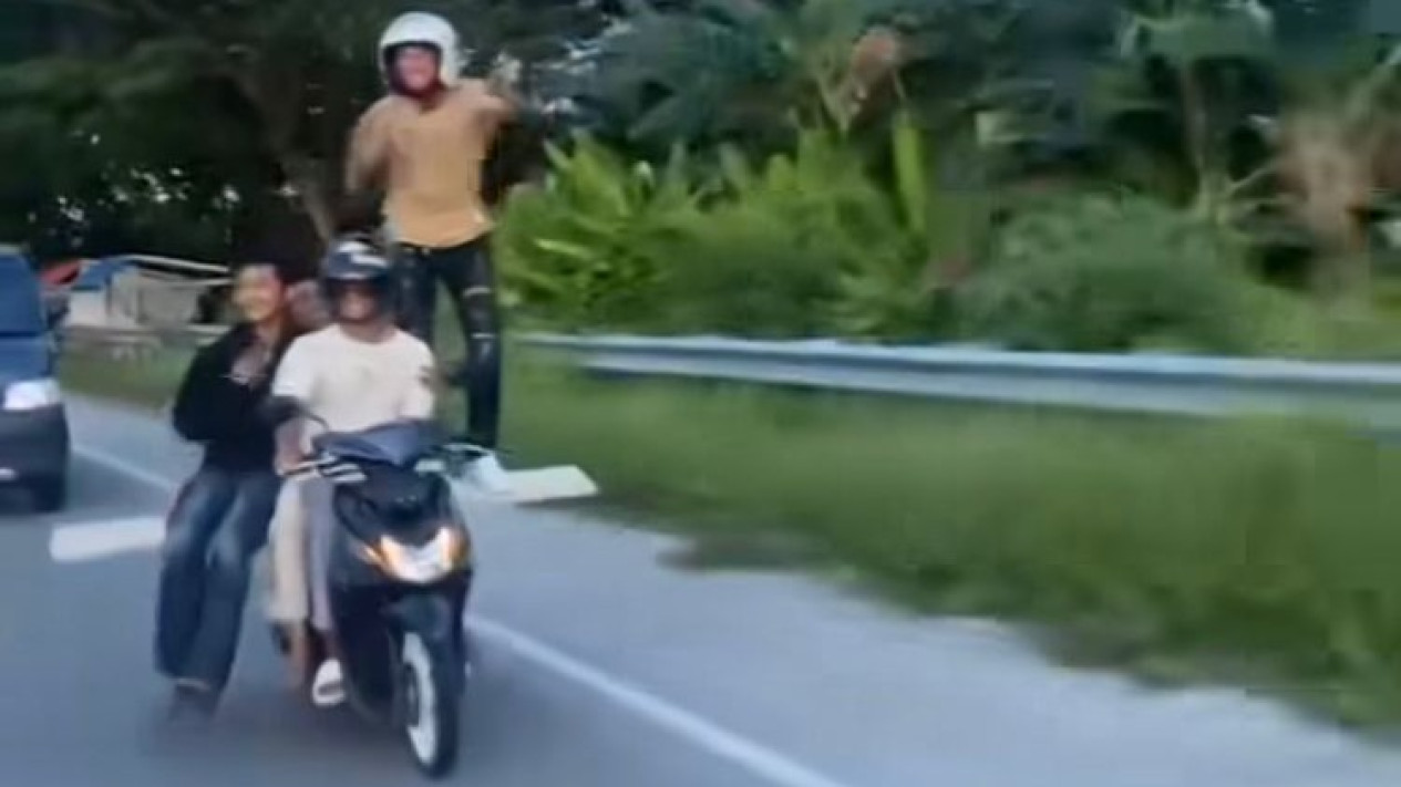Viral Remaja Berbonceng Empat dengan Motor dan Ugal-ugalan di Jalan ... Viral Remaja Berbonceng Empat dengan Motor dan Ugal-ugalan di Jalan ...