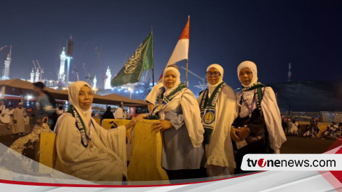 Berlinang Air Mata, Nenek Jemaah Haji ini Tak Kuasa Menahan Rasa ...