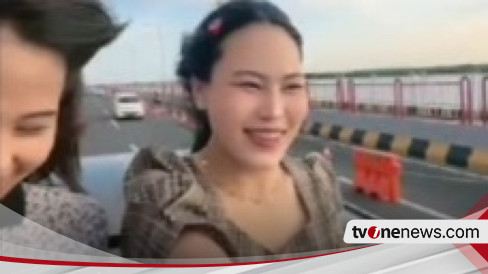 Aksi Dua Wanita Ngevlog dari Sun Roof Mobil di Jembatan Suramadu Viral di Media Sosial