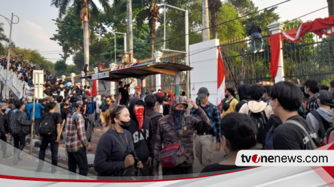 Massa Aksi Demo DPR Ricuh, Rusak Halte Bus Depan Gedung DPR/MPR RI