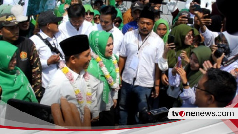 Bapaslon Thoriq - Fika Mendaftar Pilkada Lumajang Diantar Ribuan ...