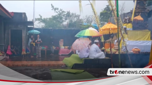Di Tengah Guyuran Hujan, Umat Hindu Tengger Rayakan Hari Raya Siwaratri ...