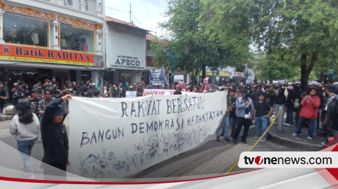 Demo 'Indonesia Gelap' di Yogyakarta, Massa Lempar Cat dan Bakar Ban di ...