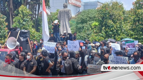 UU TNI Resmi Disahkan, Massa Aksi di Yogyakarta Kibarkan Bendera ...