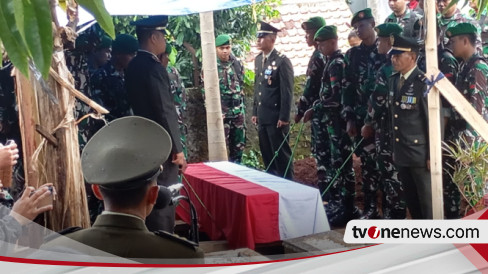 Suasana Pemakaman Almarhum Mayor CPL Anda Rohanda, Minta Dimakamkan di ...