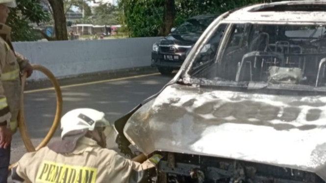 Mobil Innova Zenix Terbakar saat Keluar Tol Penjaringan Jakut, Ini ...