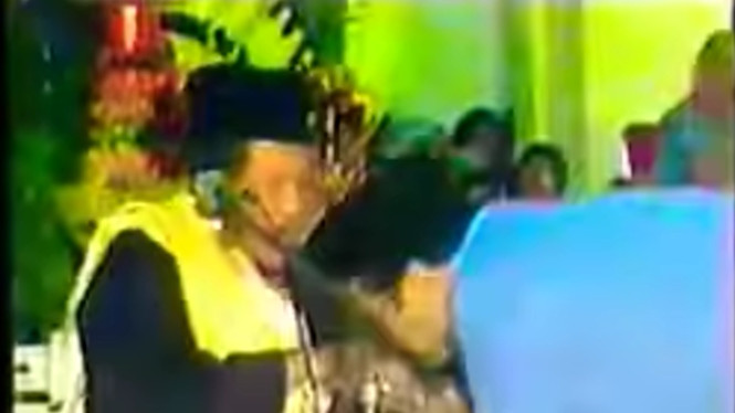 Kyai Ini Kontroversial pada Masanya tapi Gus Dur Mau Sungkem dan Cium ...