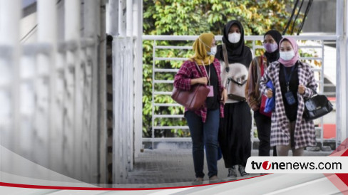 Pria Tergeletak di Tengah Jalur Busway Usai Terjatuh dari JPO Setiabudi ...