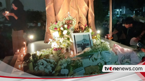 Mahasiswa FH UGM Doa Bersama dan Tabur Bunga Mengenang Argo Aricko ...