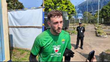 Terungkap! Ini Alasan Adam Przybek Tiba-tiba Absen di Laga Persib ...